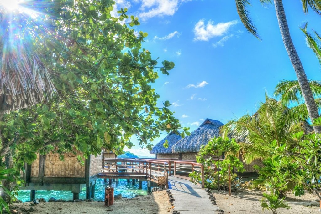 Hotel con bungalow su palafitte | Explore by Expedia