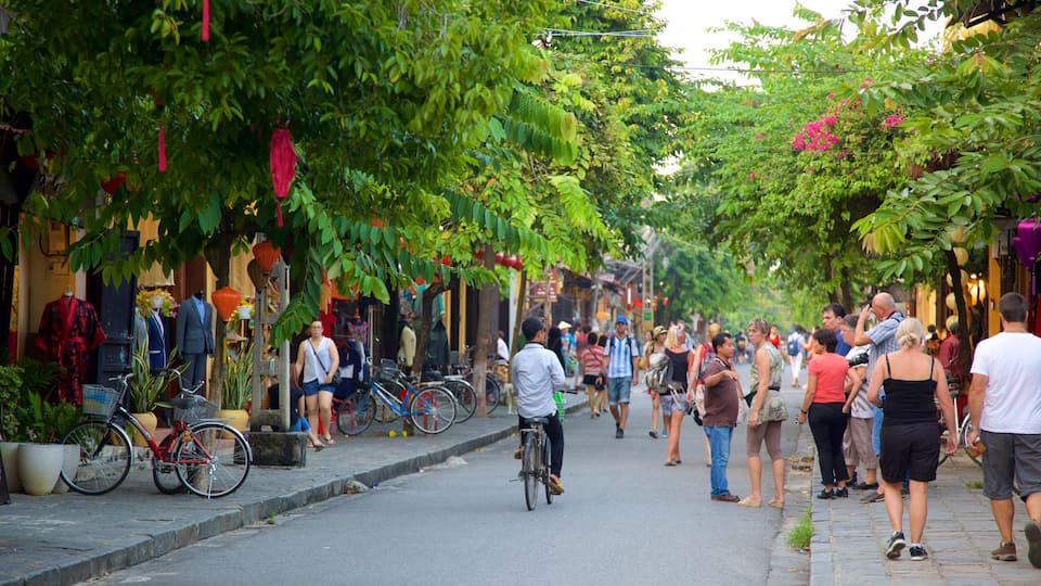Cidade Antiga de Hoi An que inclui cenas de rua, uma cidade pequena ou vila e ciclismo