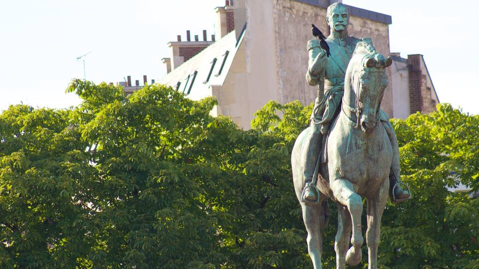 Paris mostrando elementos de patrimônio e uma estátua ou escultura