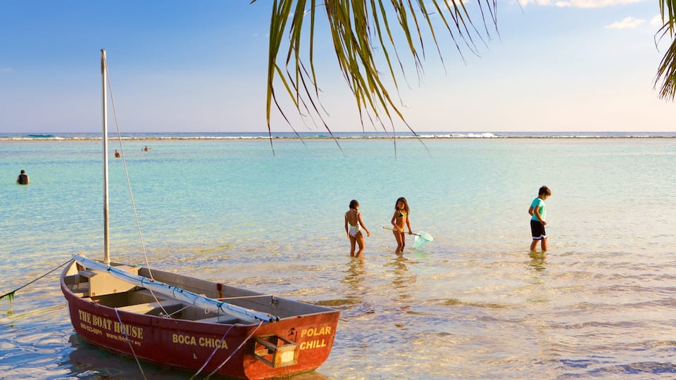 República Dominicana que inclui uma praia de areia assim como um pequeno grupo de pessoas