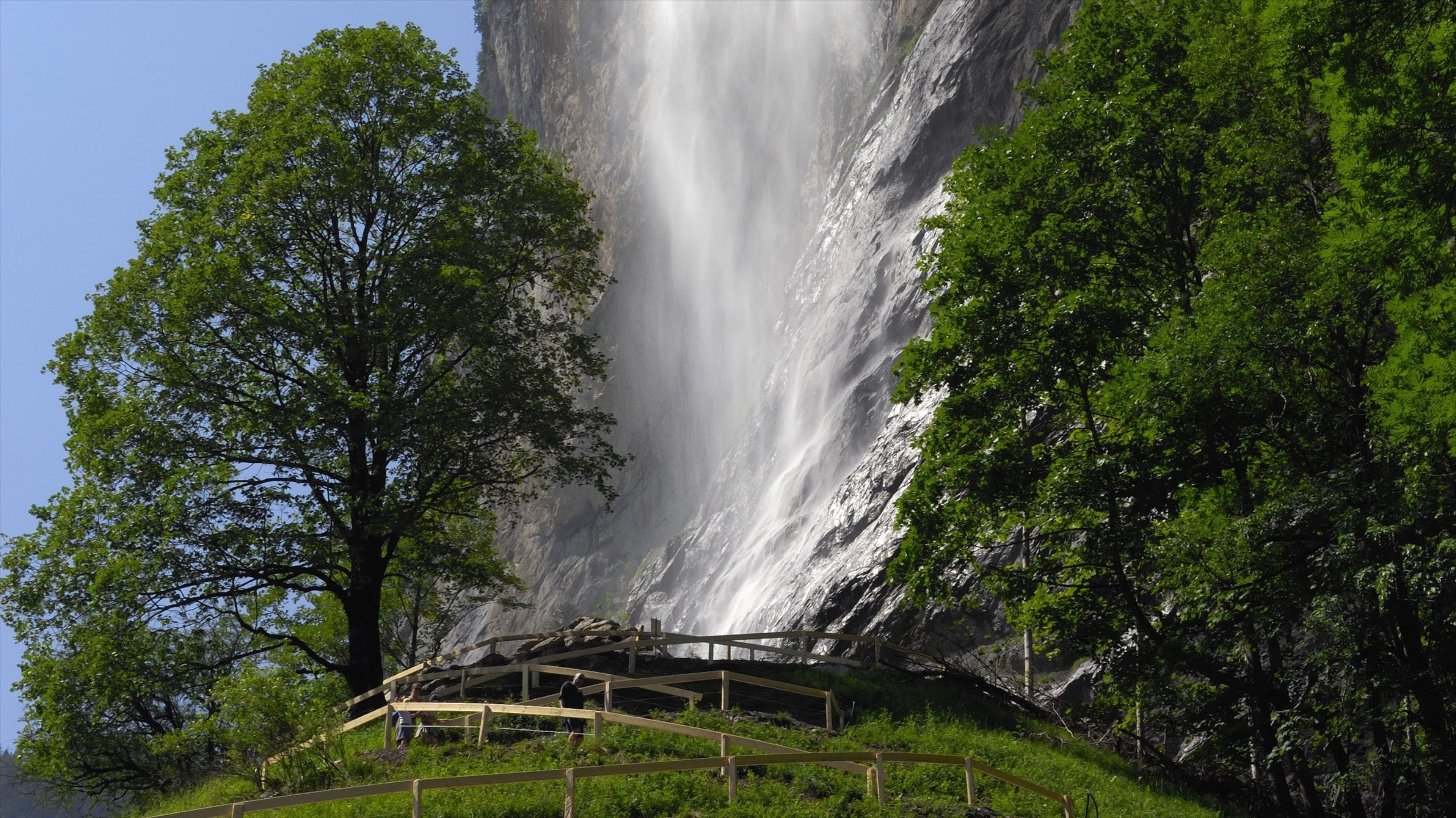 Suiza tiene un valle con más de 60 cascadas es el lugar más bonito de ...