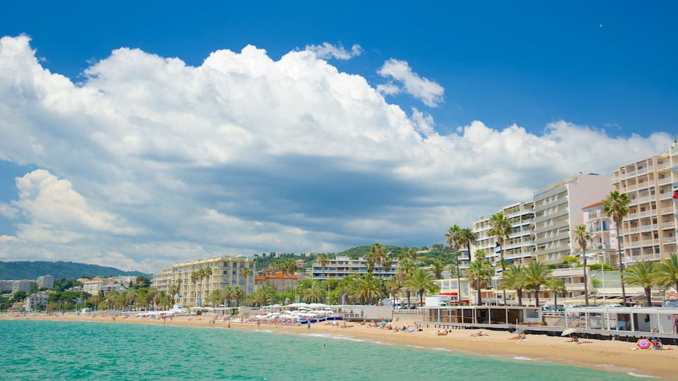 Praia de Midi que inclui uma cidade litorânea e uma praia
