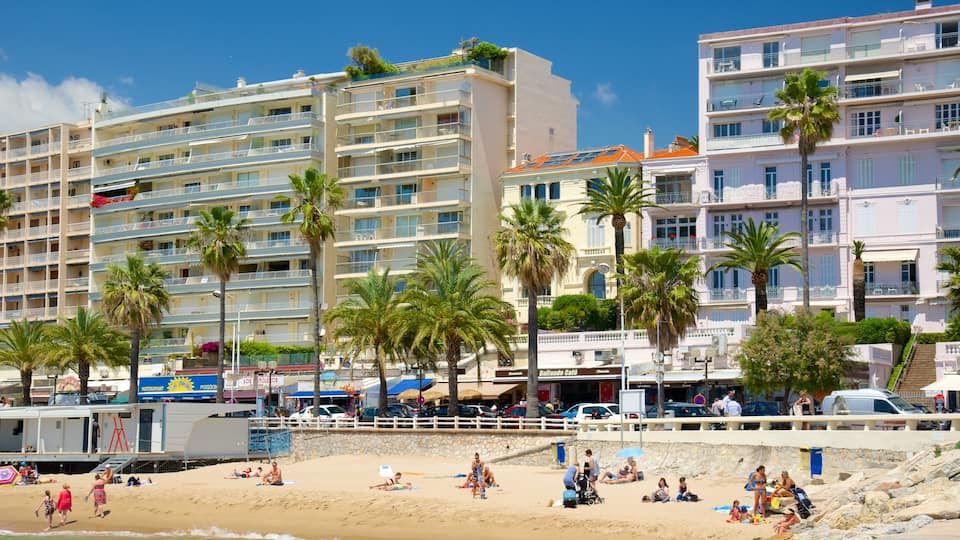 Praia de Midi caracterizando uma cidade litorânea e uma praia de areia