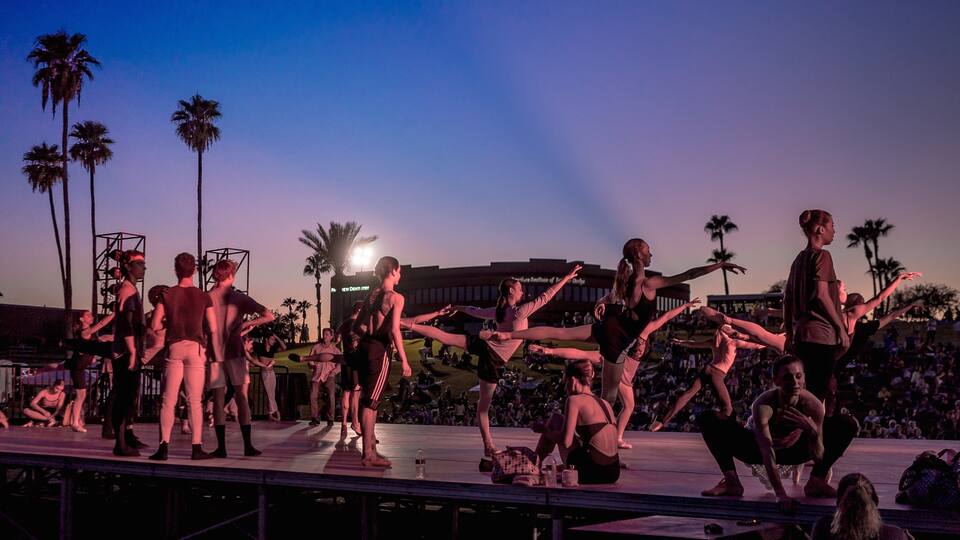 Fountain Hills que inclui um pôr do sol, arte ao ar livre e arte performática