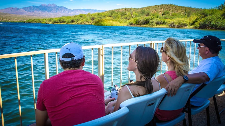 Fountain Hills que inclui um lago ou charco e montanhas assim como um pequeno grupo de pessoas