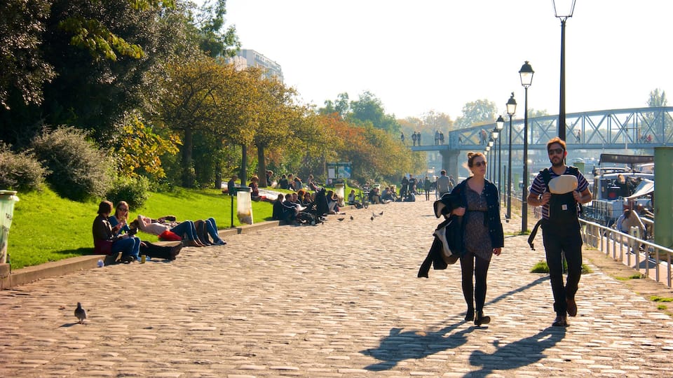 Paris mostrando um jardim assim como um casal