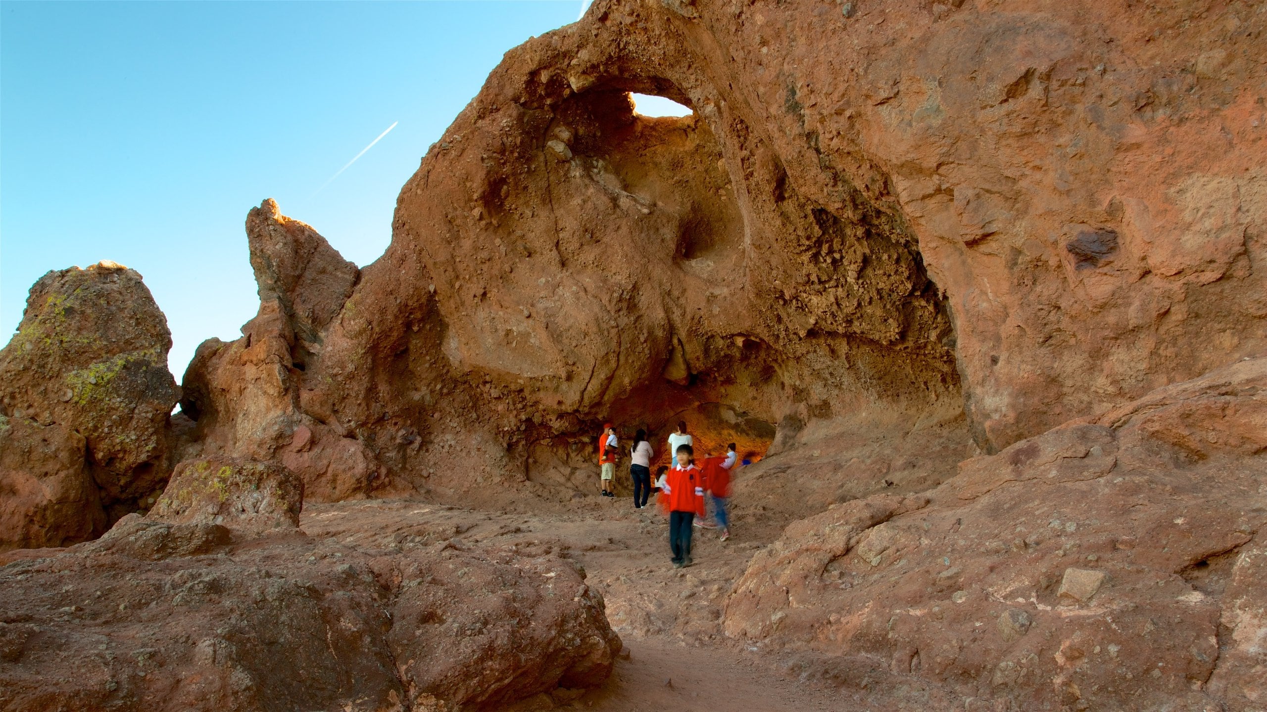 Mesa De Picnic En El Agujero En La Roca, Arizona Visita Bell Rock En