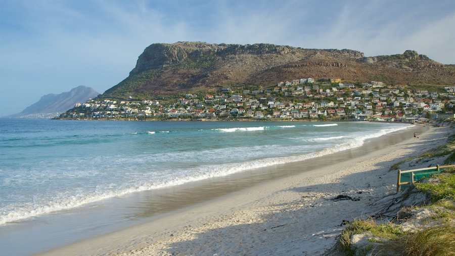 Praia Fish Hoek caracterizando uma praia de areia e uma cidade litorânea