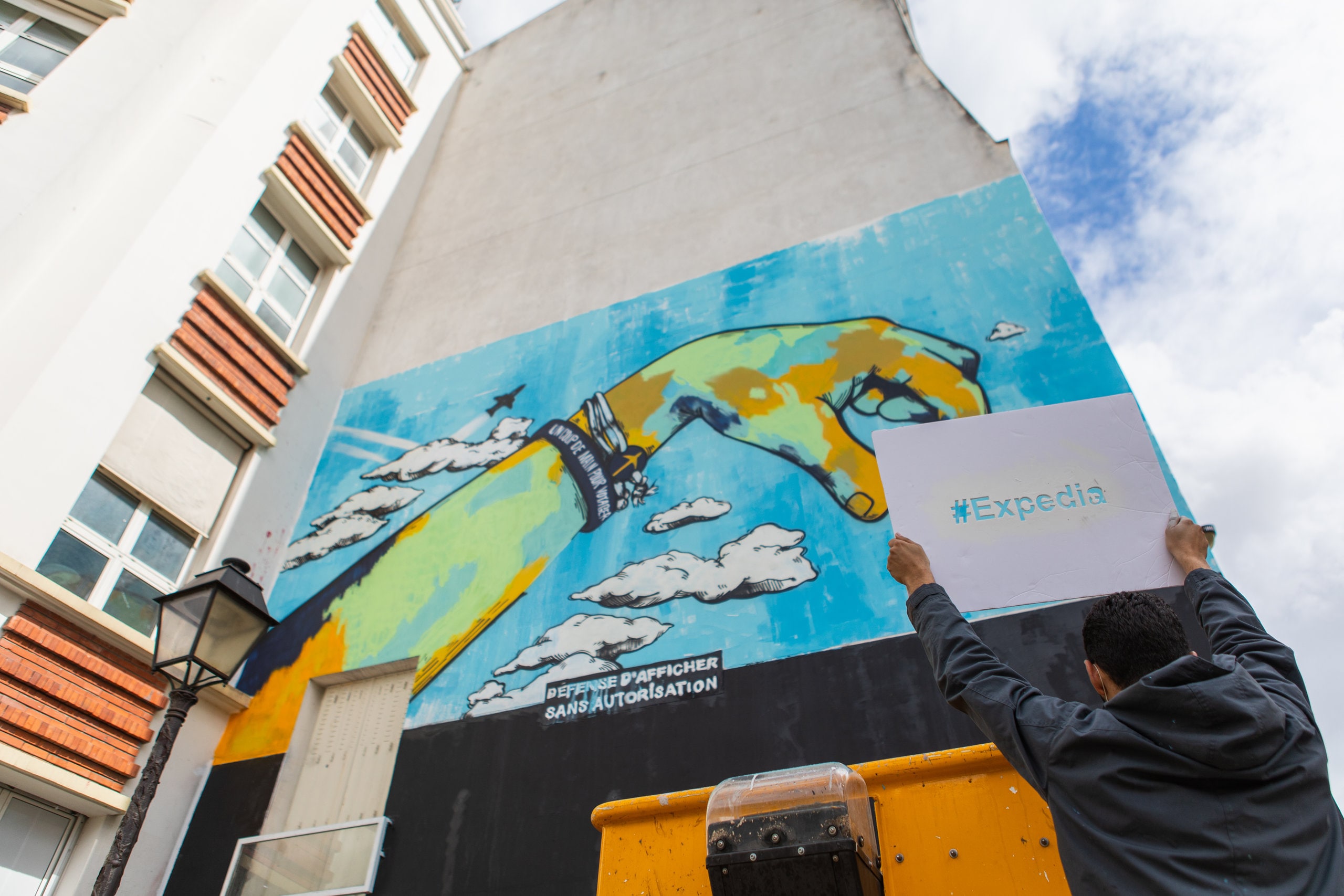 Expedia et l'artiste Combo CK créent une œuvre de street art à Paris.