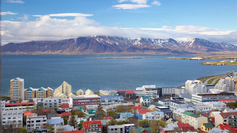 Reykjavik caracterizando paisagens litorâneas, uma cidade e uma cidade litorânea