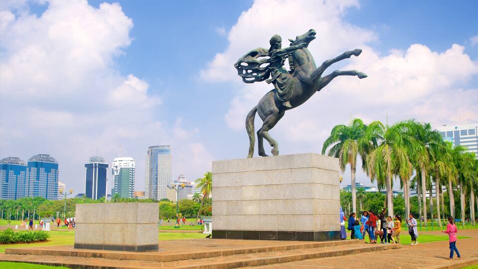 Praça Merdeka mostrando um parque, uma praça ou plaza e uma estátua ou escultura