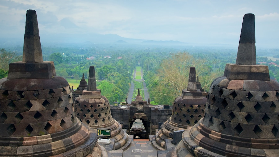 Templo de Borobudur caracterizando paisagem, elementos de patrimônio e cenas tranquilas