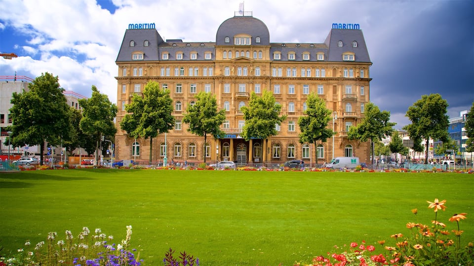 Friedrichsplatz mostrando arquitetura de patrimônio, flores e um jardim