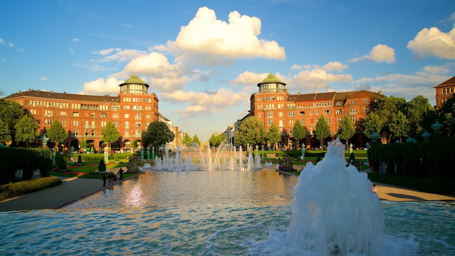 Friedrichsplatz que inclui um pôr do sol, uma fonte e um parque