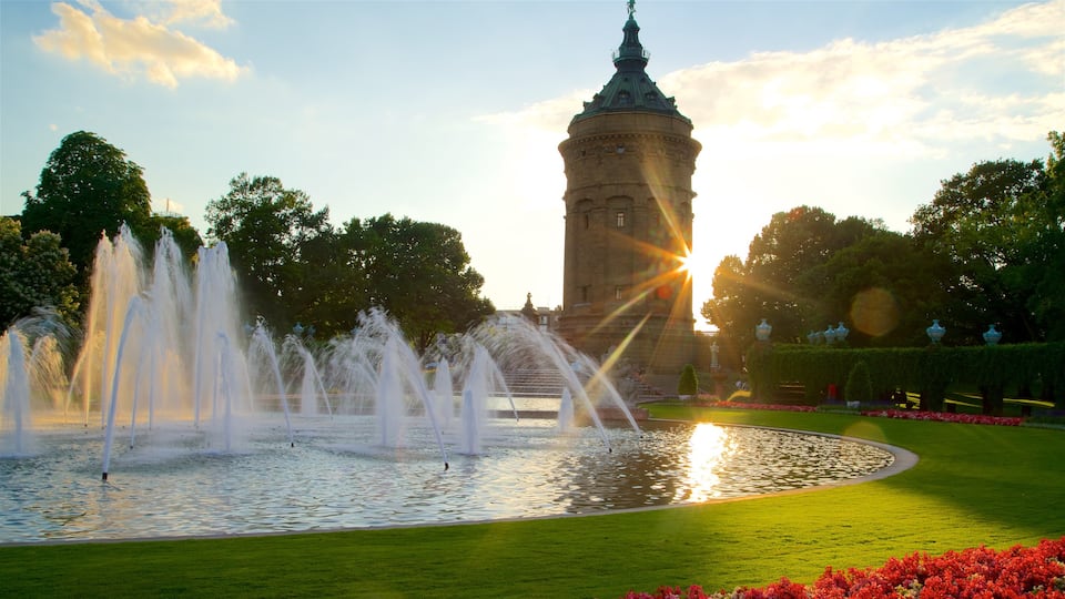 Mannheim Water Tower que inclui uma fonte, flores e um jardim
