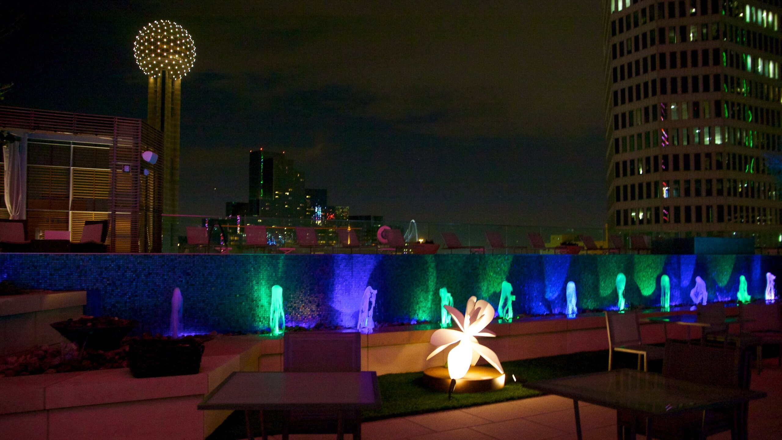 Torre De La Reunión De Dallas Por La Noche Torre De Reunión