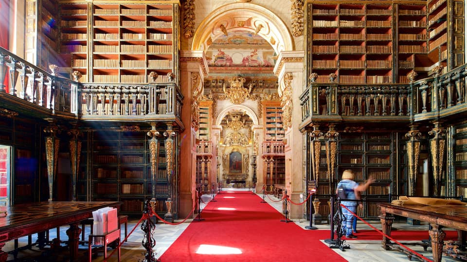 Biblioteca Joanina mostrando aspectos religiosos, elementos de patrimônio e vistas internas