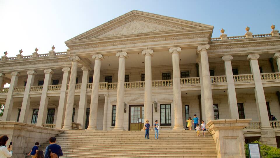 Palácio de Deoksugung que inclui arquitetura de patrimônio assim como um pequeno grupo de pessoas