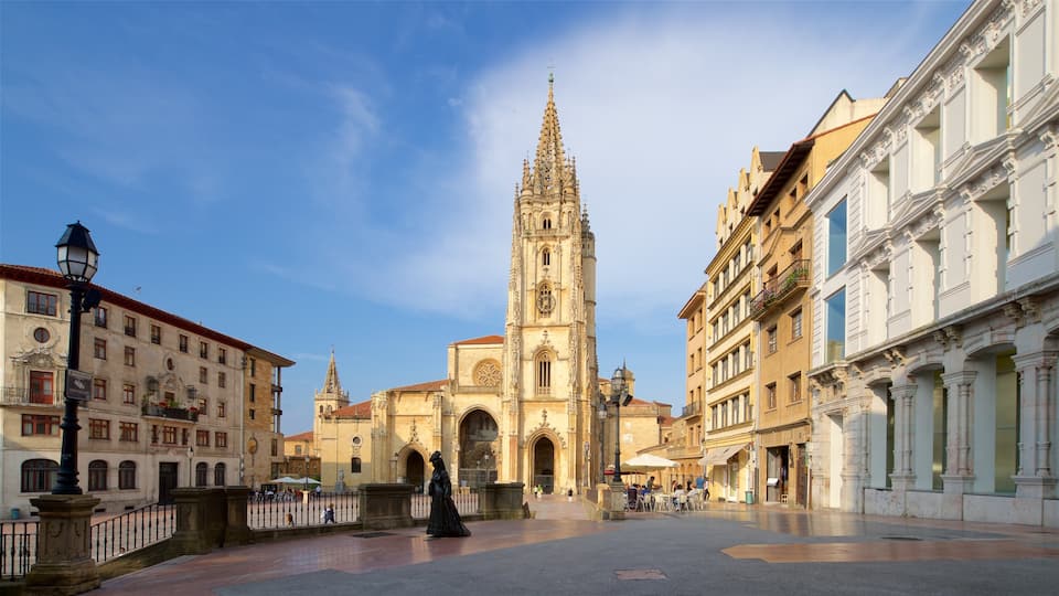 Catedral de Oviedo caracterizando uma praça ou plaza, arquitetura de patrimônio e uma igreja ou catedral