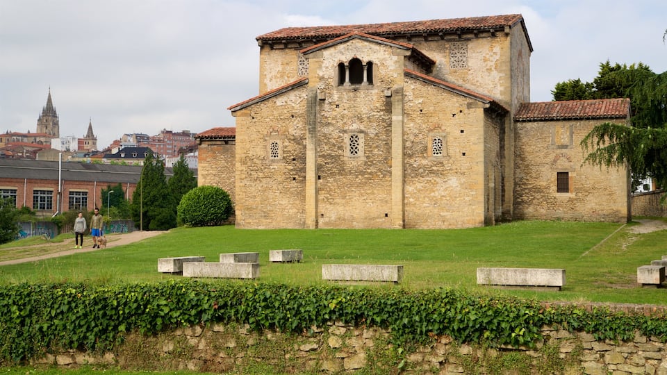 San Julian de los Prados que inclui arquitetura de patrimônio, escalada ou caminhada e uma cidade