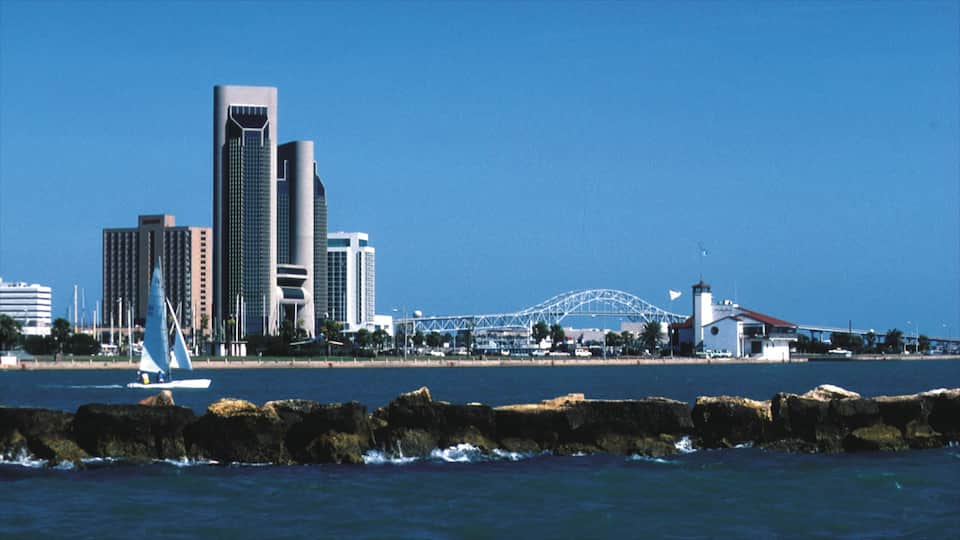 Corpus Christi caracterizando uma cidade litorânea, um edifício e linha do horizonte