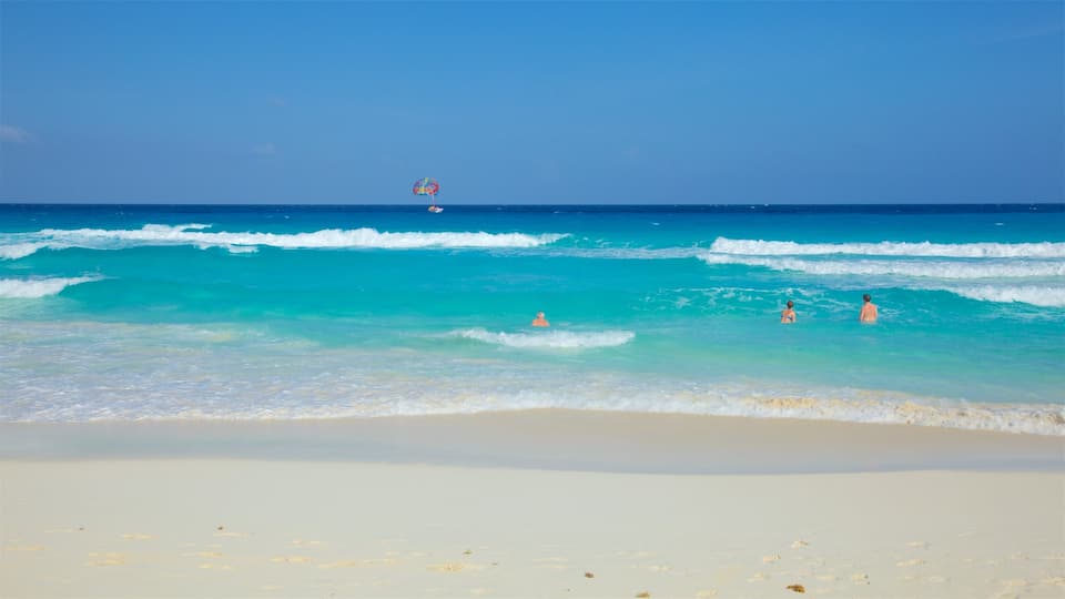 Cancun que inclui natação, paisagens litorâneas e uma praia de areia