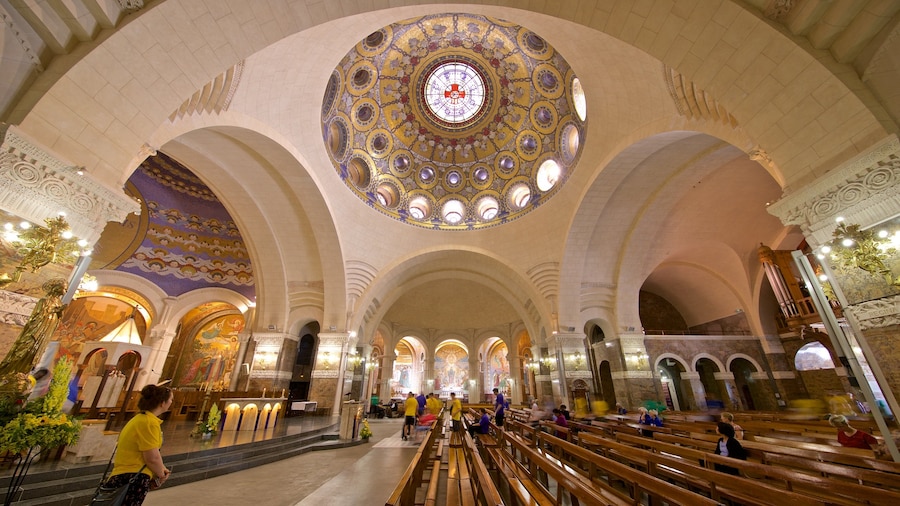 Basílica do Rosário mostrando elementos de patrimônio, vistas internas e uma igreja ou catedral