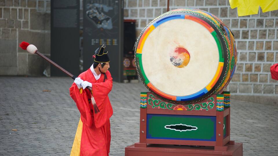 Palácio de Deoksugung mostrando arte performática assim como um homem sozinho