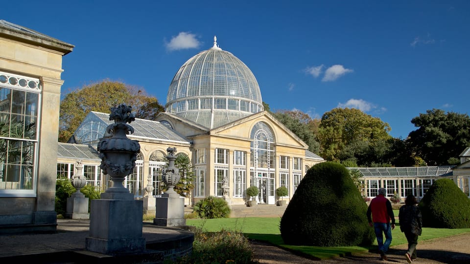 Syon Park mostrando elementos de patrimônio assim como um casal