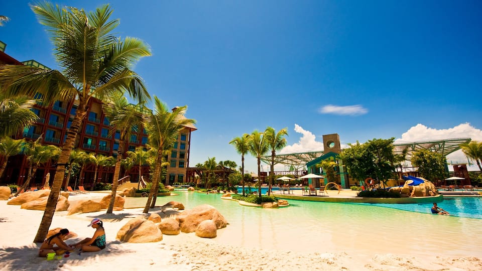 Ilha de Sentosa mostrando paisagem, uma praia de areia e natação
