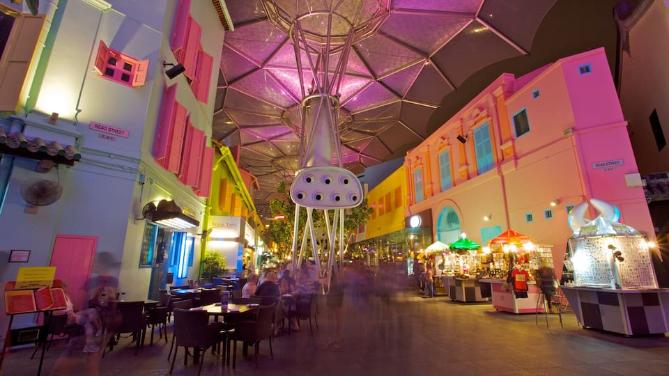 Clarke Quay Mall caracterizando vistas internas, compras e arquitetura moderna