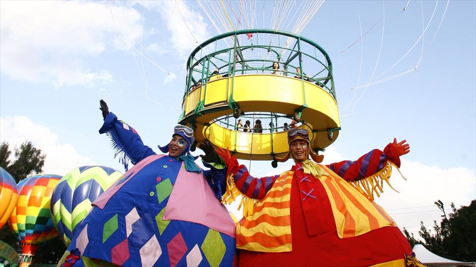 Ocean Park mostrando arte performática e passeios