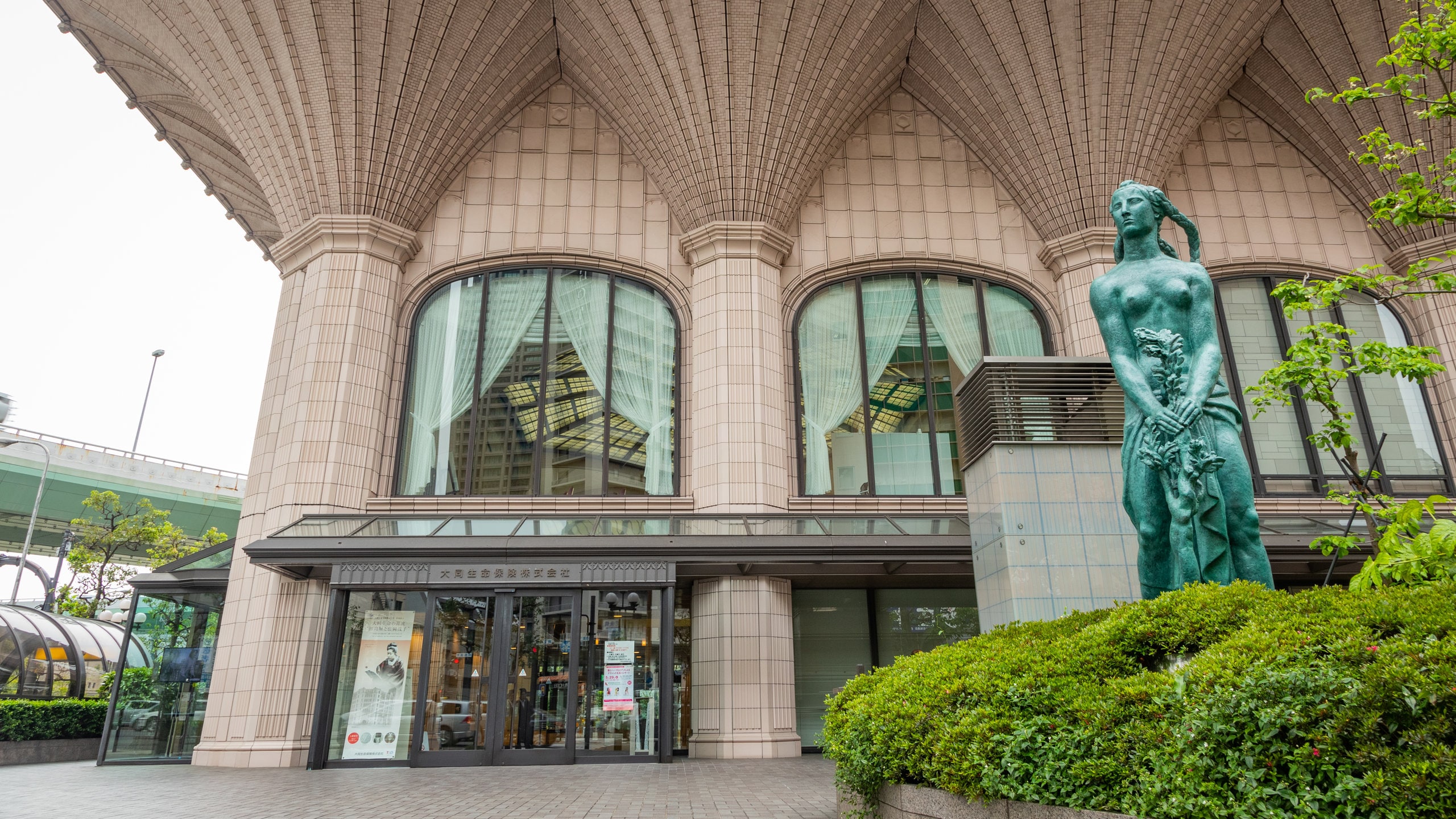 Daido Life Osaka Head Office Building, Osaka Vacation Rentals: house ...