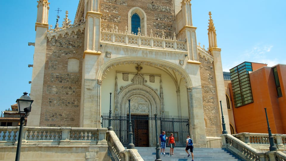 Madri mostrando elementos religiosos, arquitetura de patrimônio e uma igreja ou catedral