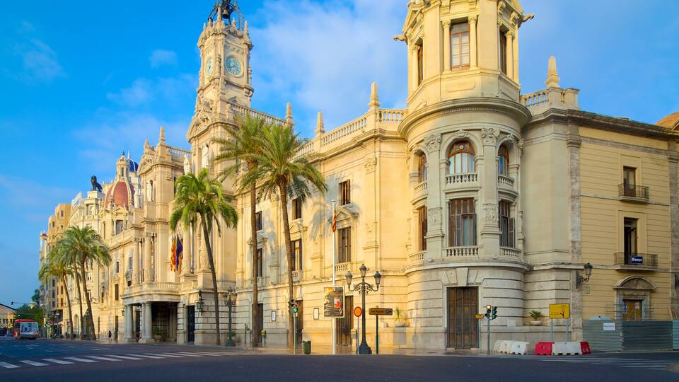 Plaza de la Reina mostrando uma cidade, arquitetura de patrimônio e cenas de rua