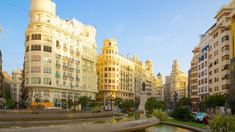 Plaza de la Reina que inclui uma cidade, paisagens da cidade e arquitetura de patrimônio
