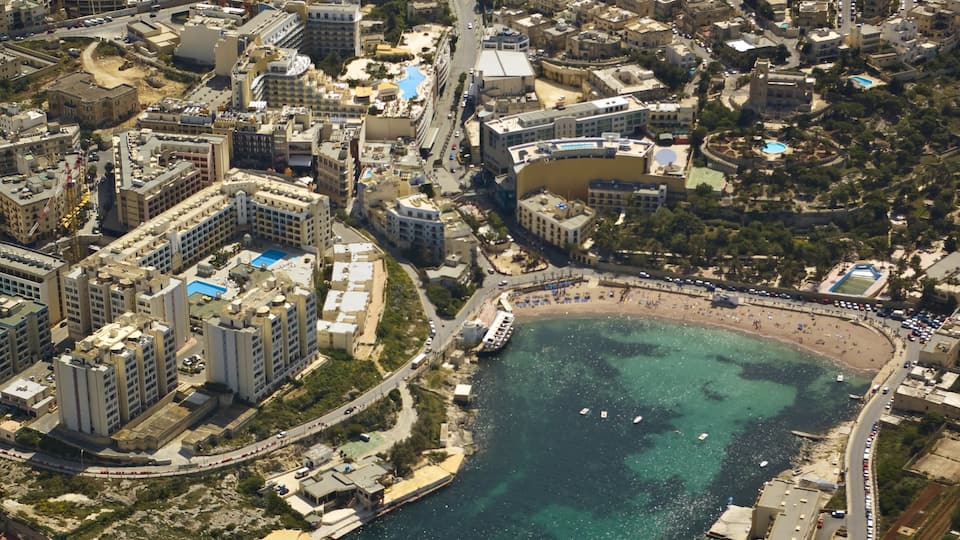 St. Julian\'s que inclui uma cidade, uma cidade litorânea e uma praia