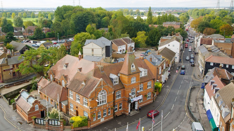 Waltham Abbey mostrando arquitetura de patrimônio, uma cidade e cenas de rua