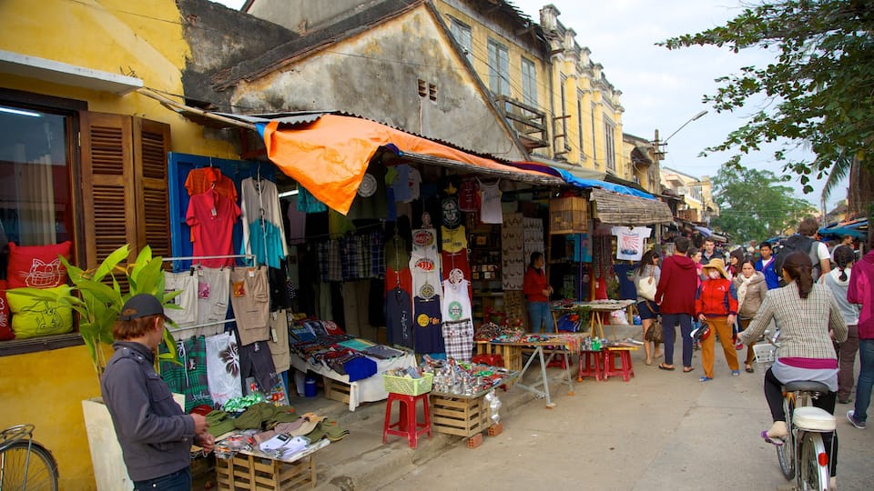 Centro de Hoi An caracterizando cenas de rua, mercados e ciclismo