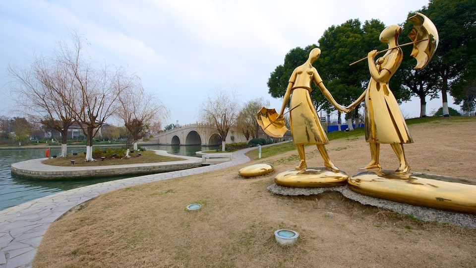 Lago Jinji mostrando arte ao ar livre, um parque e uma estátua ou escultura