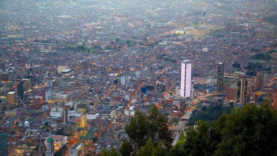 Torre Colpatria que inclui uma cidade