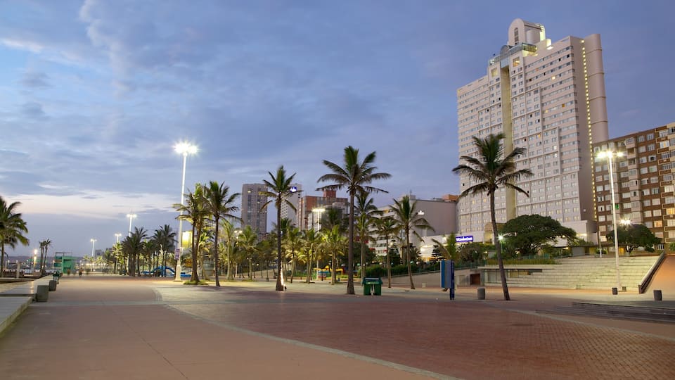 North Beach caracterizando uma cidade, um hotel e cenas de rua