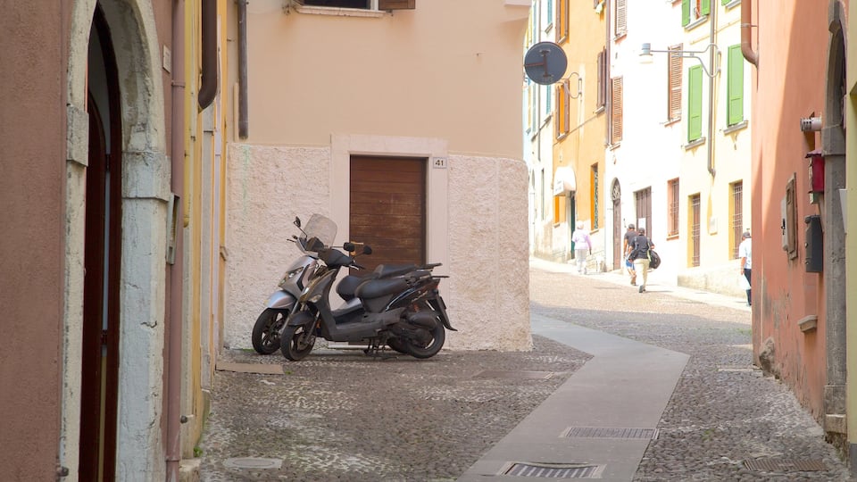 Desenzano del Garda mostrando cenas de rua