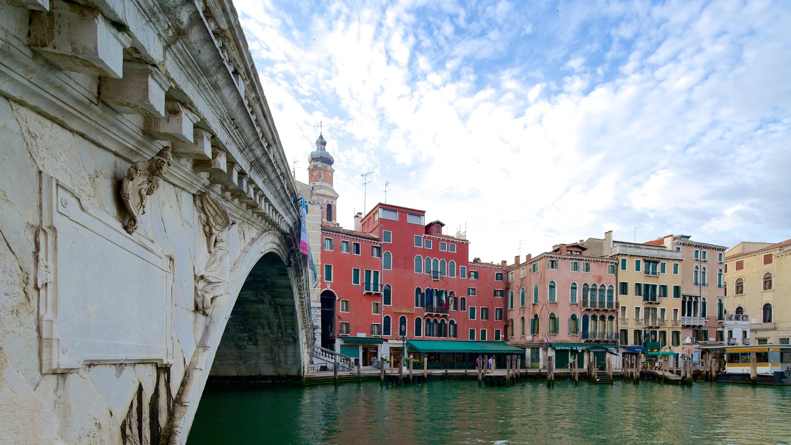 Rialto Bridge in Venice City Center | Expedia.co.uk