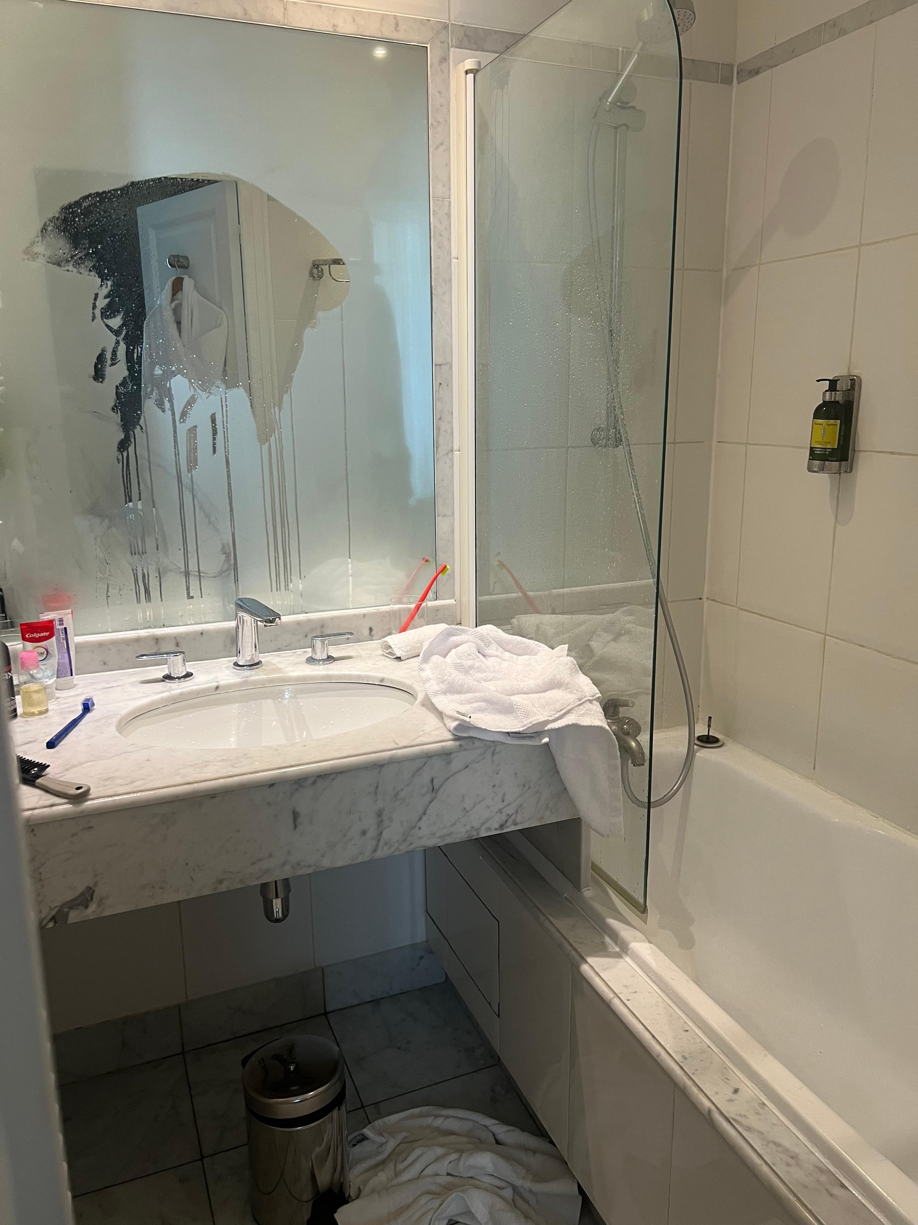 Foto do espelho embaçado pela manhã 