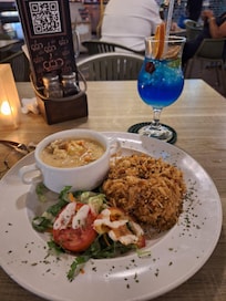 Esse prato chama-se Ariane...uma delícia. Pedi 2 dias seguidos rsrs um com opção de batatas frotas e noutro dia com arroz (o da foto)...muito melhor e mais gostoso. Tem salmao, camarão, peixe..tudo junto...