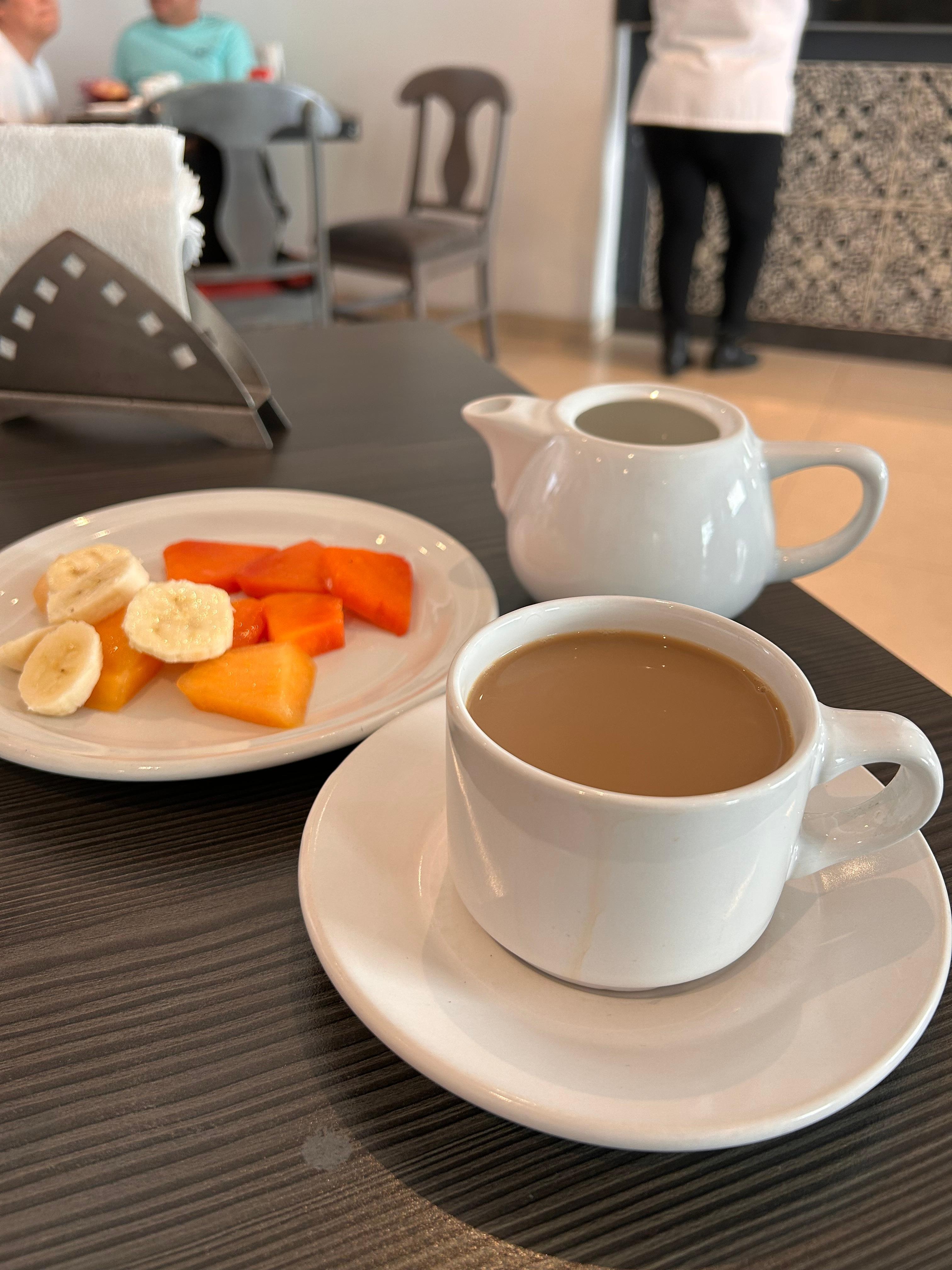 Desayuno, incluye jugo o fruta más un plato fuerte, yo pedí chilaquiles