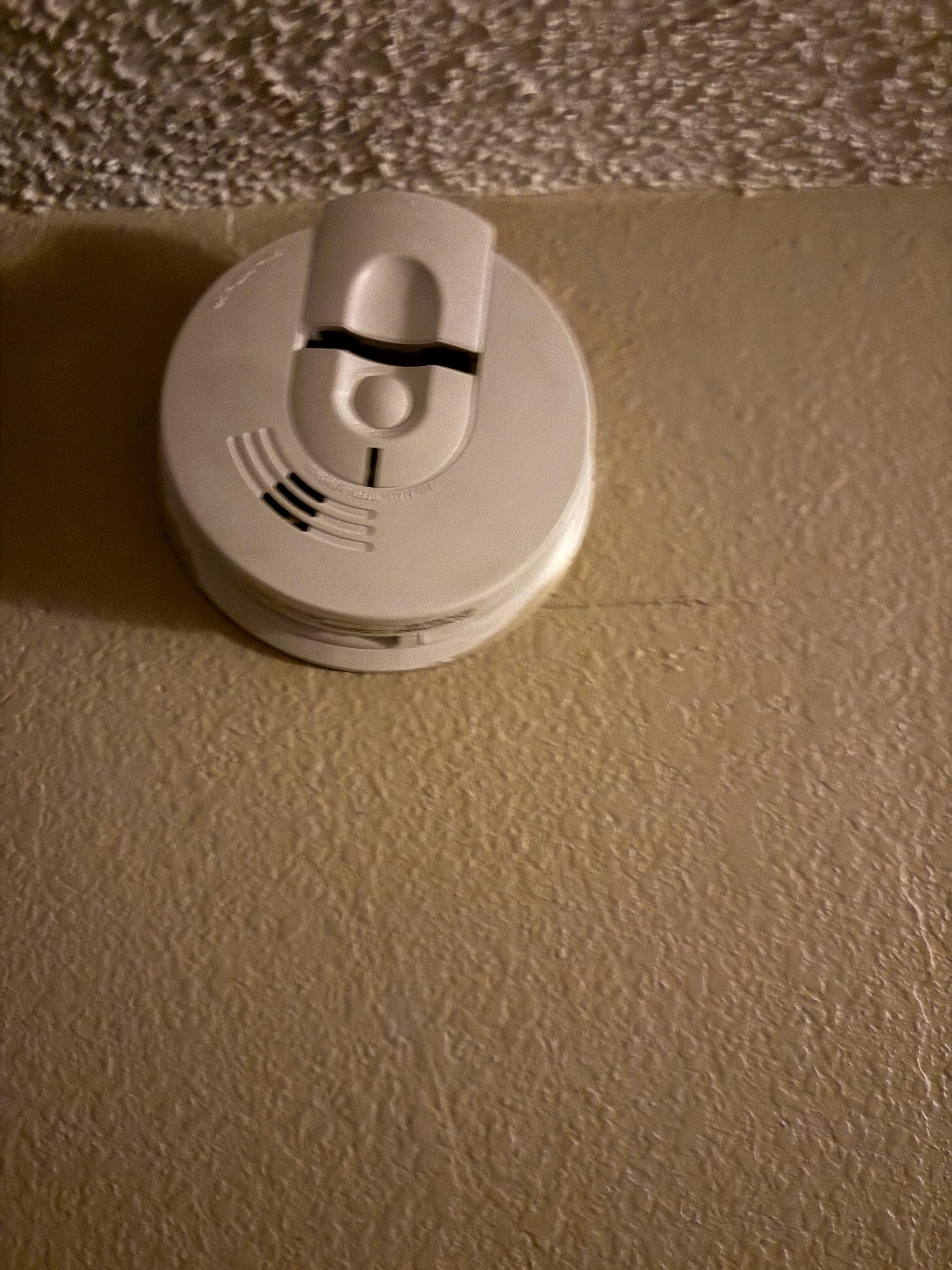 Missing battery in the smoke detector 