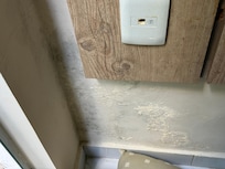 Mofo na parte inferior da cabeceira da cama