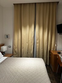 Foto quarto de frente para rua